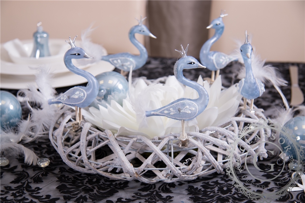 Light powder blue swan with crown | Decor-by-Glassor.cz